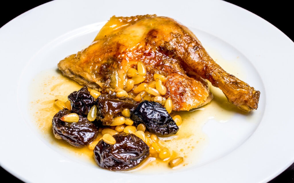 Receta de Pollo rustido con ciruelas y piñones